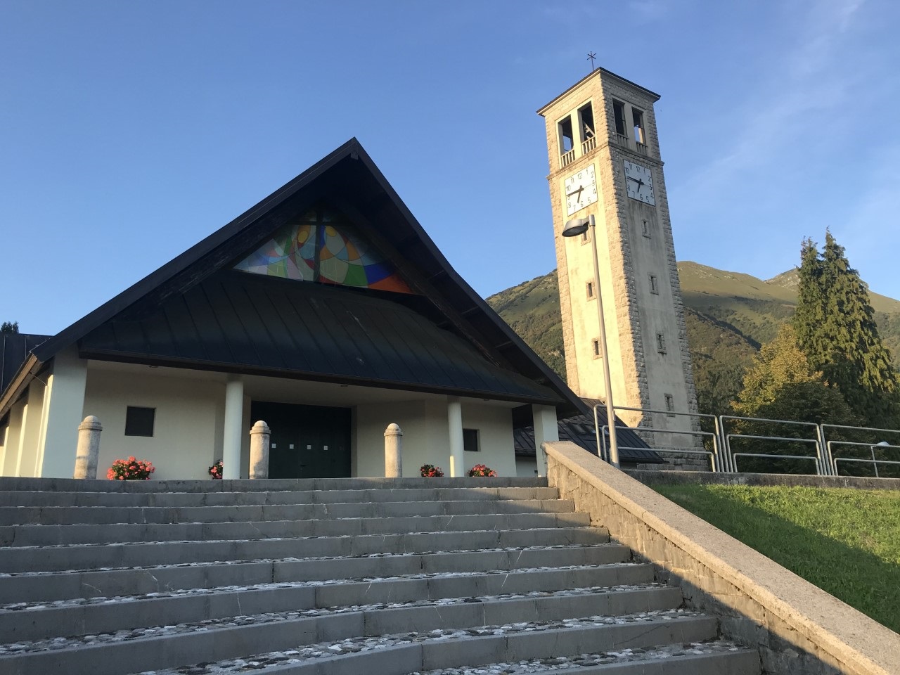 Lusevera, la nuova vetrata della chiesa nata dall'idea di una fedele