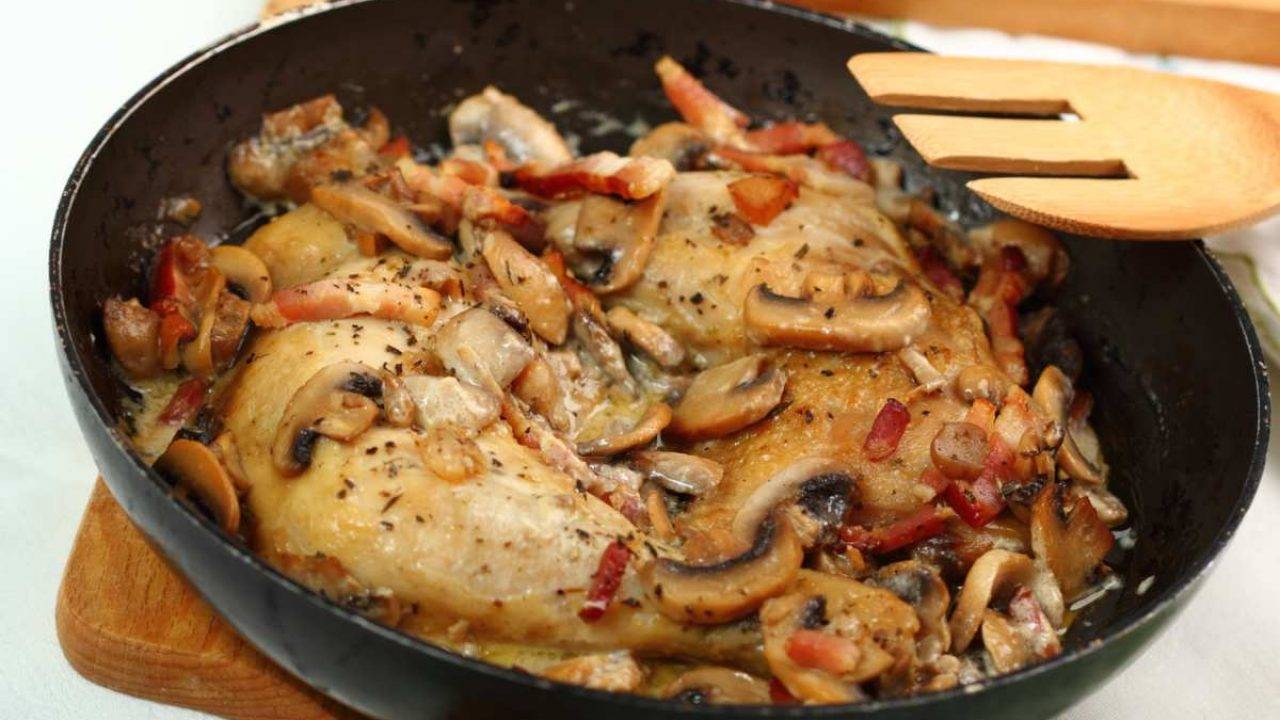 Pollo alla boscaiola (polèz cui foncs), un secondo piatto ricco e gustoso