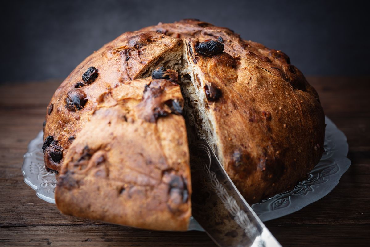 Pan dolce di Natale con uvetta, il tradizionale dolce della Vigilia ...
