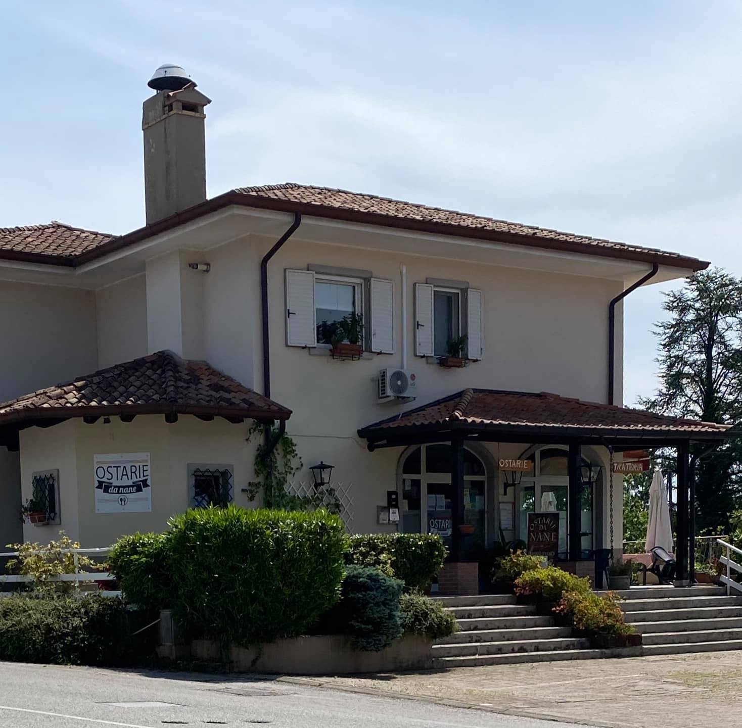 Tarcento, a fuoco la canna fumaria dell'osteria nel giorno della riapertura