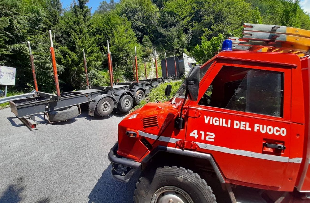 Ovaro, camion sbaglia manovra e resta incastrato a Liariis: disagi per ...