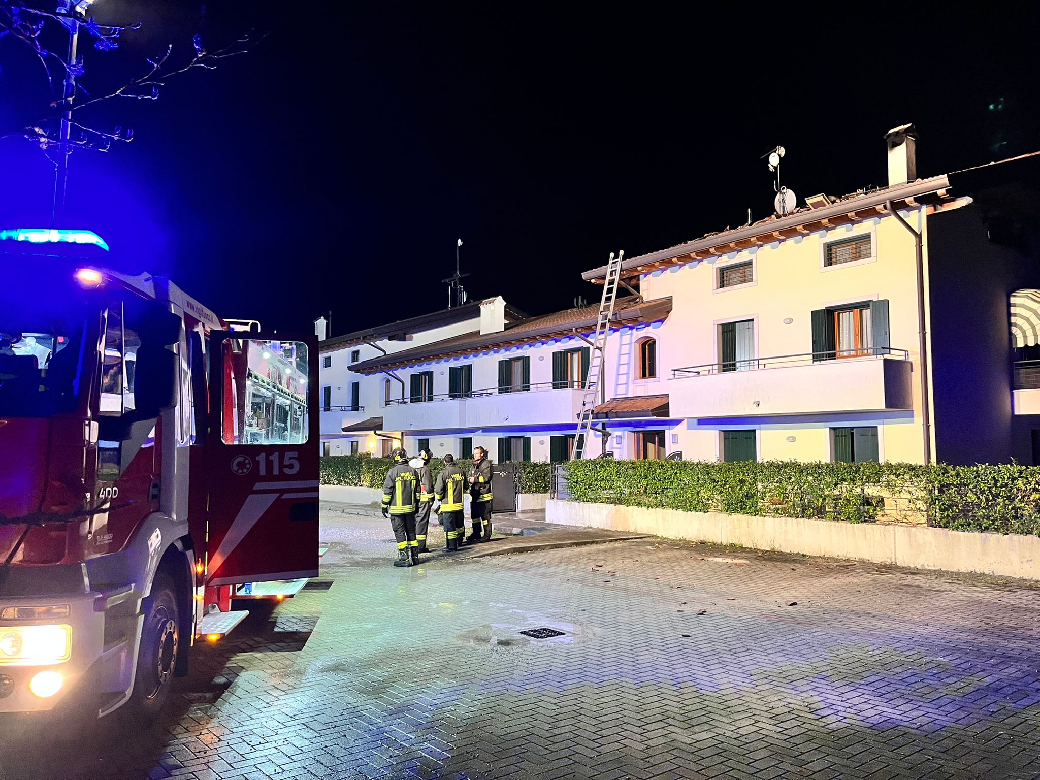Brucia il tetto della casa, allarme a Dignano. Famiglia evacuata