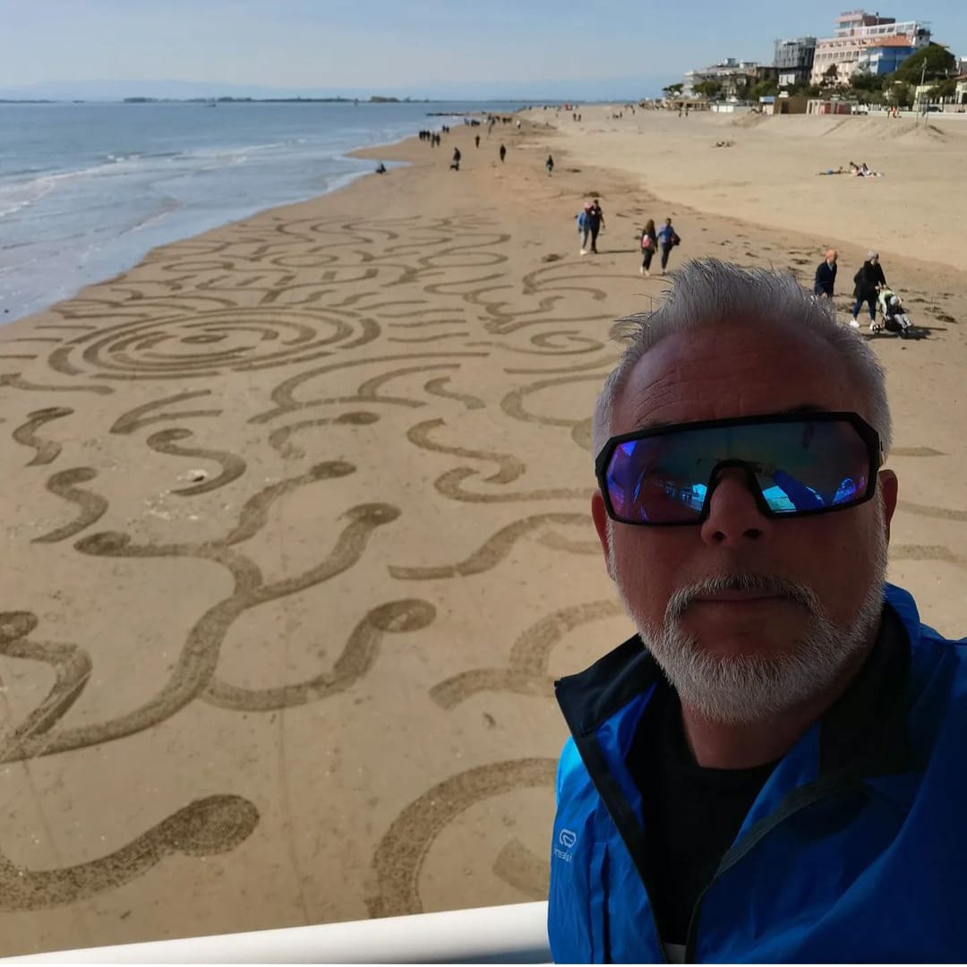 Massimo Clemente trasforma la spiaggia di Lignano in un’opera d’arte
