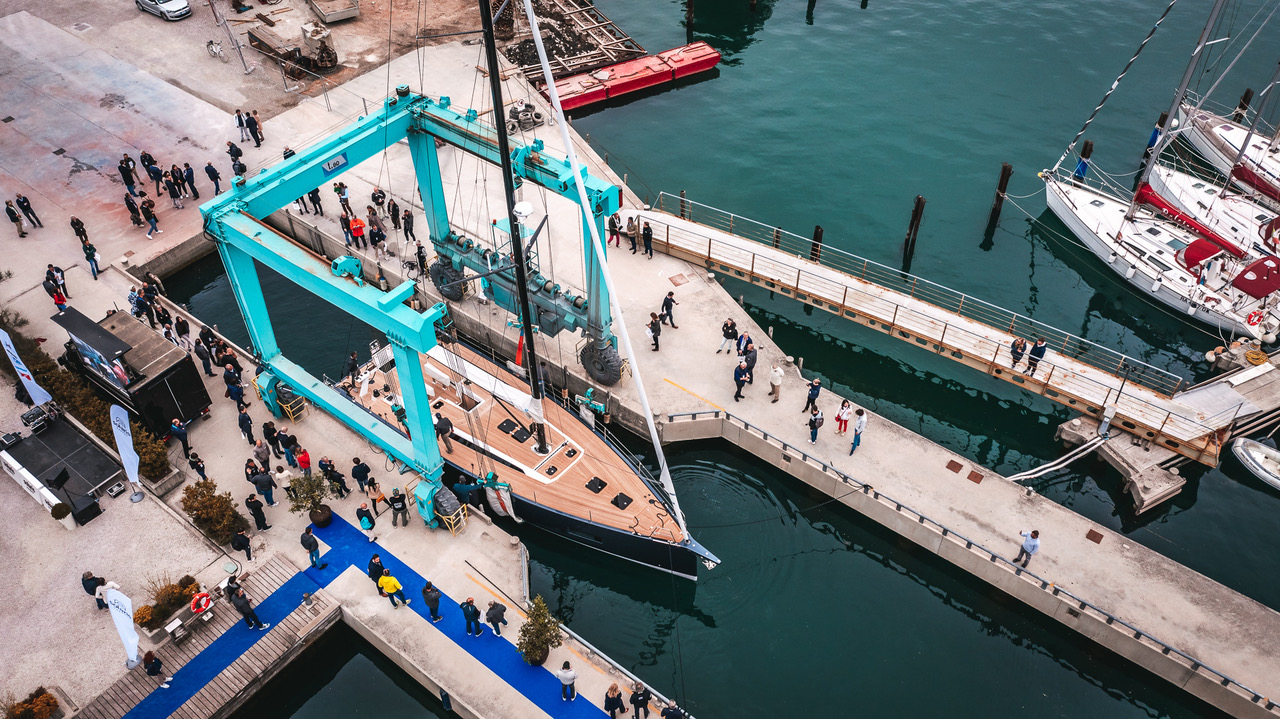 Dalla Marina di Monfalcone salpa un nuovo spettacolare yacht