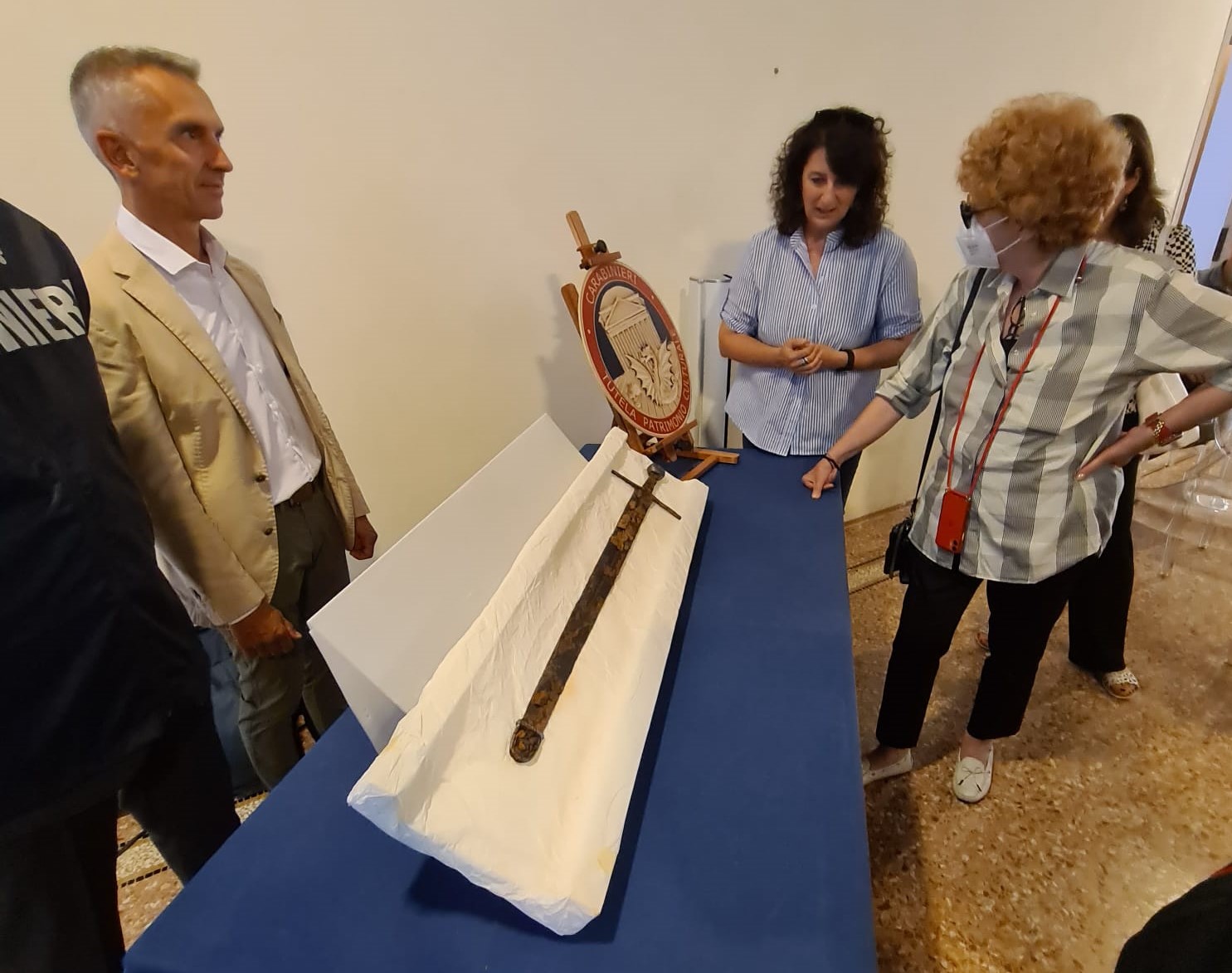 La spada medievale recuperata dai carabinieri sarà esposta al museo