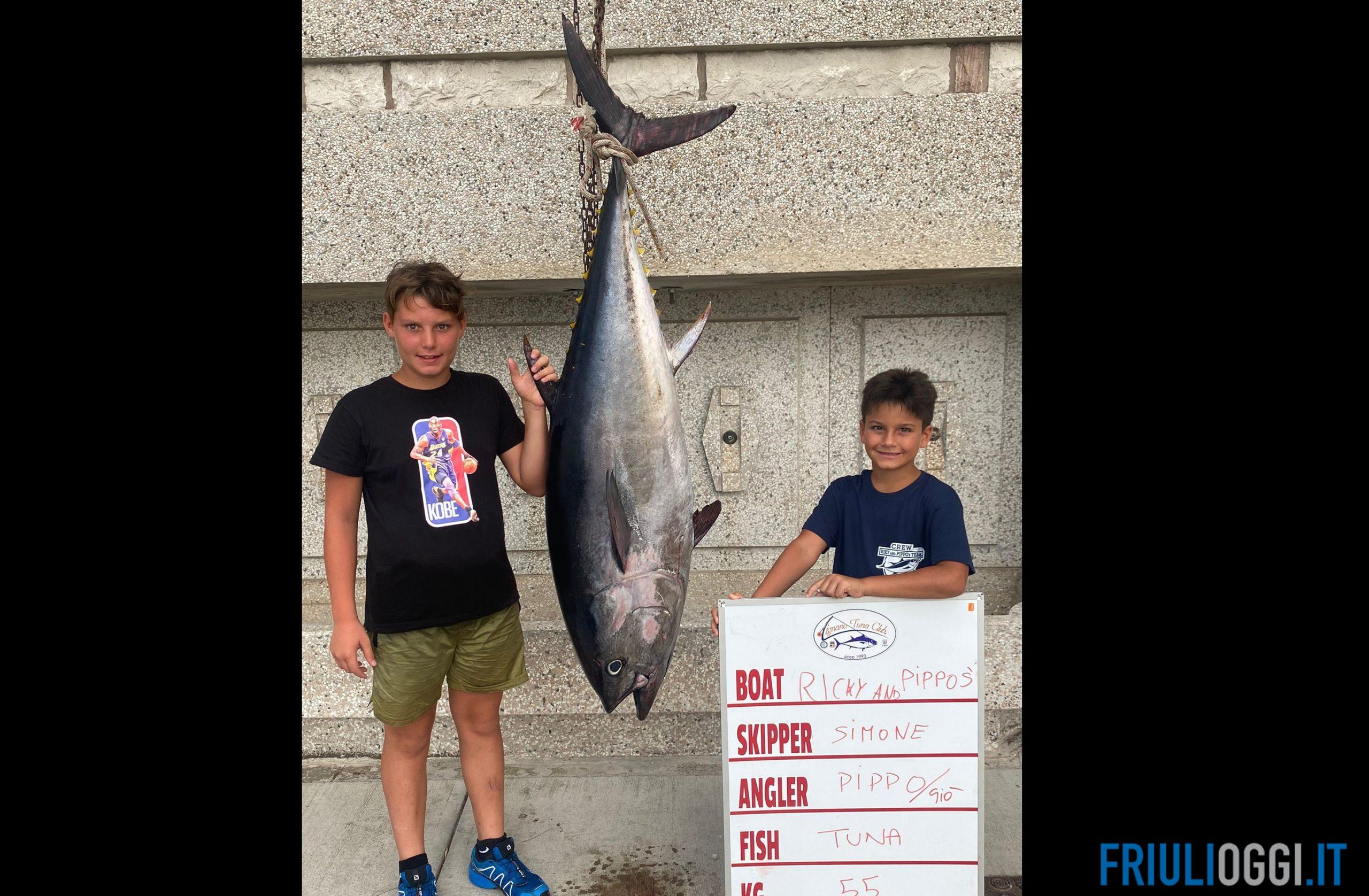 La grande pesca di due cuginetti a Lignano: un tonno da 50 chili