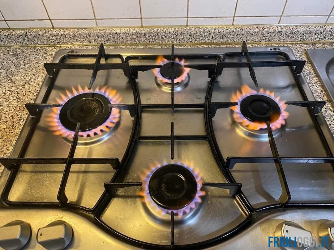 Caro bollette, attenti al colore della fiamma del fornello a gas