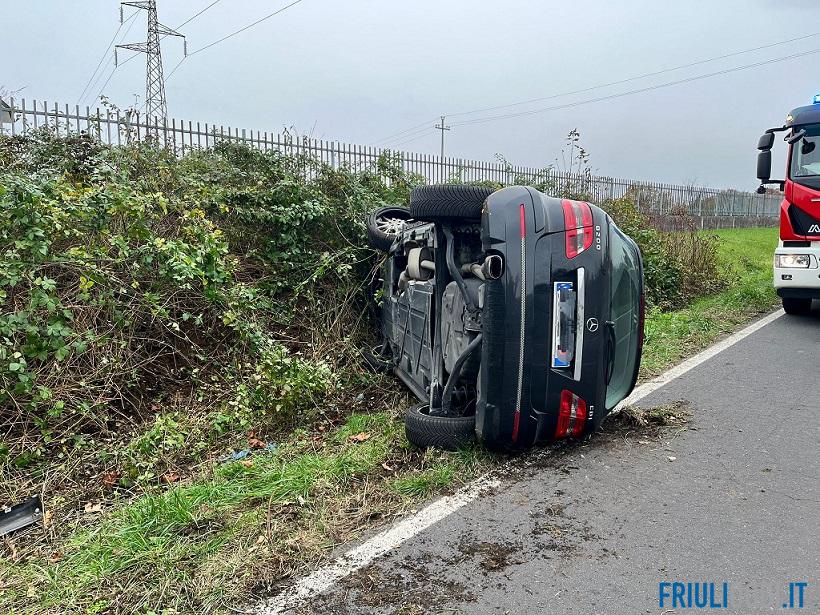 San Daniele, scontro tra tre auto, una si ribalta e una finisce nel fosso San Daniele, scontro tra tre auto, una si ribalta e una finisce nel fosso