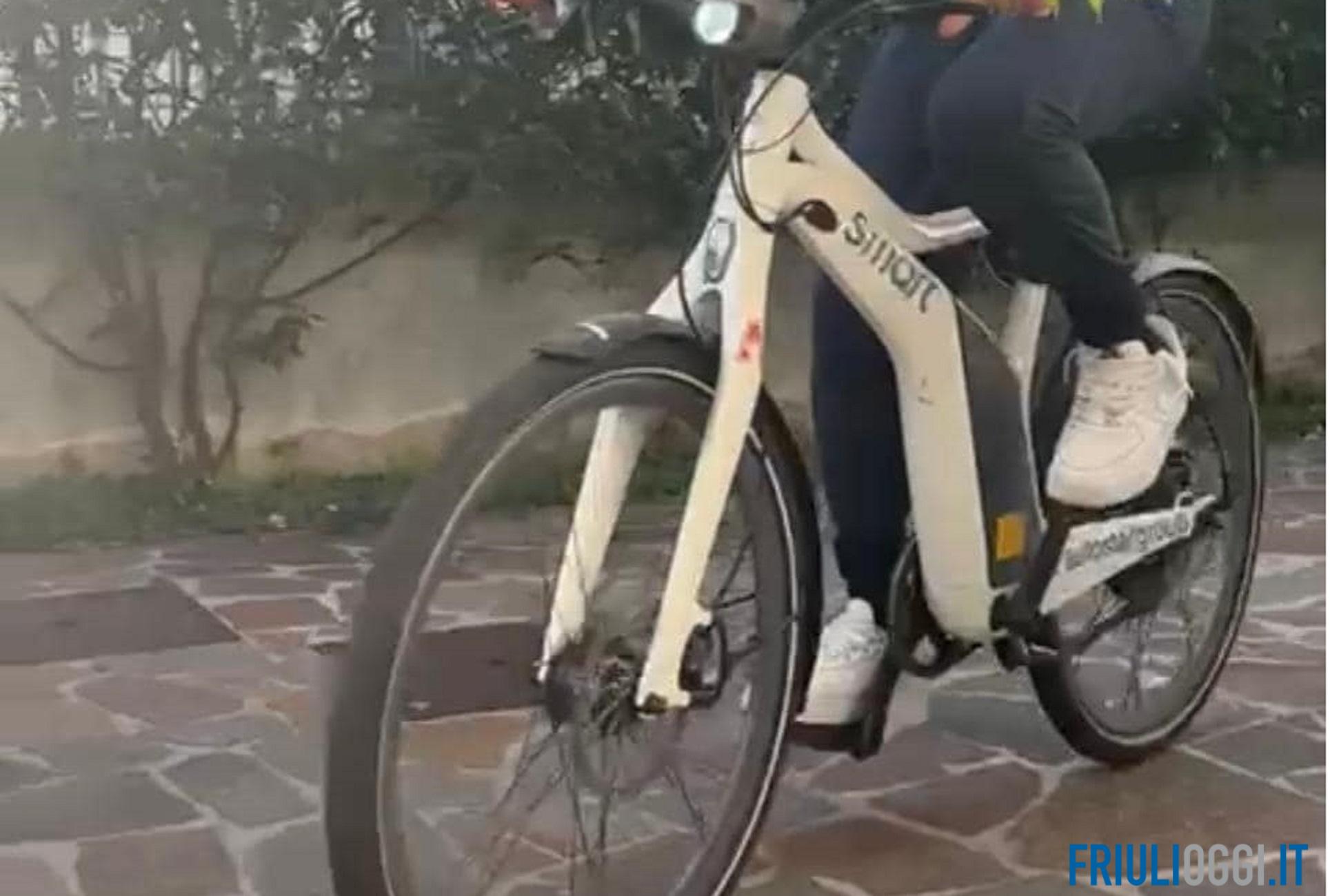 Ruba una bici elettrica dal cortile del ristorante, ritrovata dalla polizia