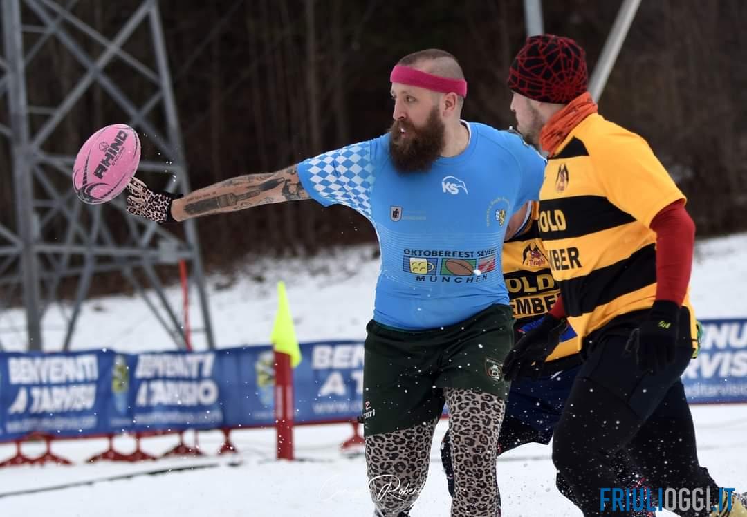 Applausi e spettacolo allo snow rugby a Tarvisio