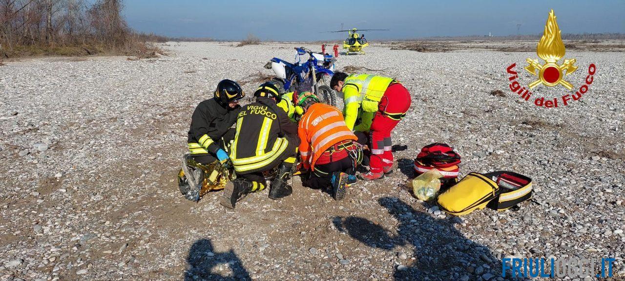 Cade con la moto da cross e fa un volo di 10 metri