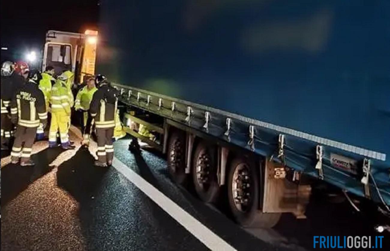 Camion in fiamme sull'autostrada A4, traffico bloccato Camion in fiamme sull'autostrada A4, traffico bloccato