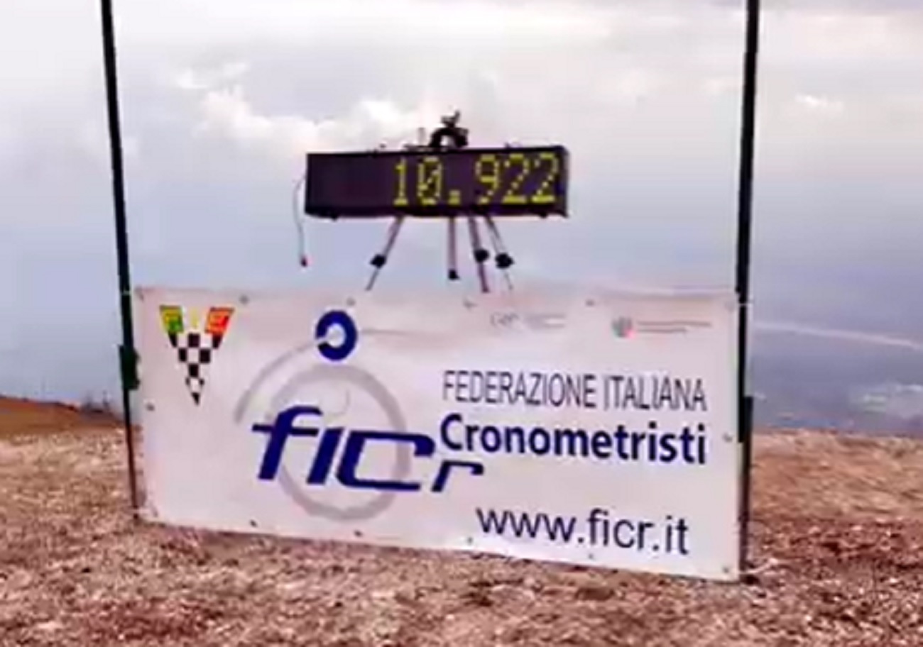 Trattiene 2 moto da cross che accelerano: l'impresa di Alex Camera