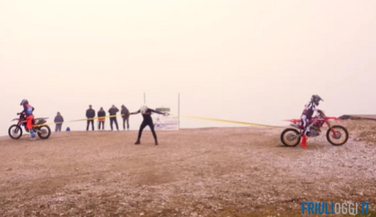 Trattiene 2 moto da cross che accelerano: l'impresa di Alex Camera