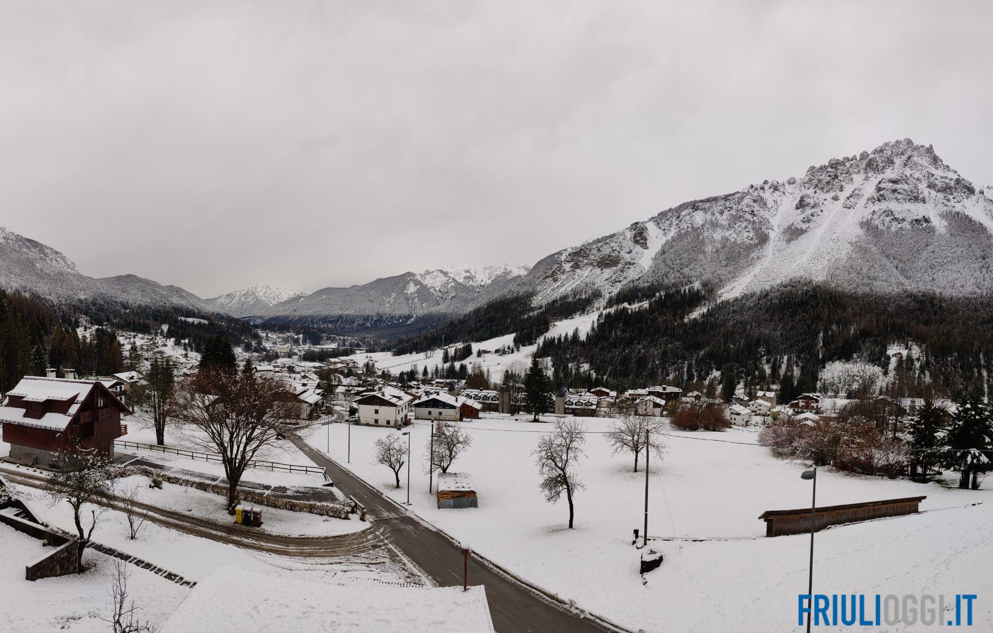 Il risveglio sui monti del Friuli sotto la neve: le previsioni meteo