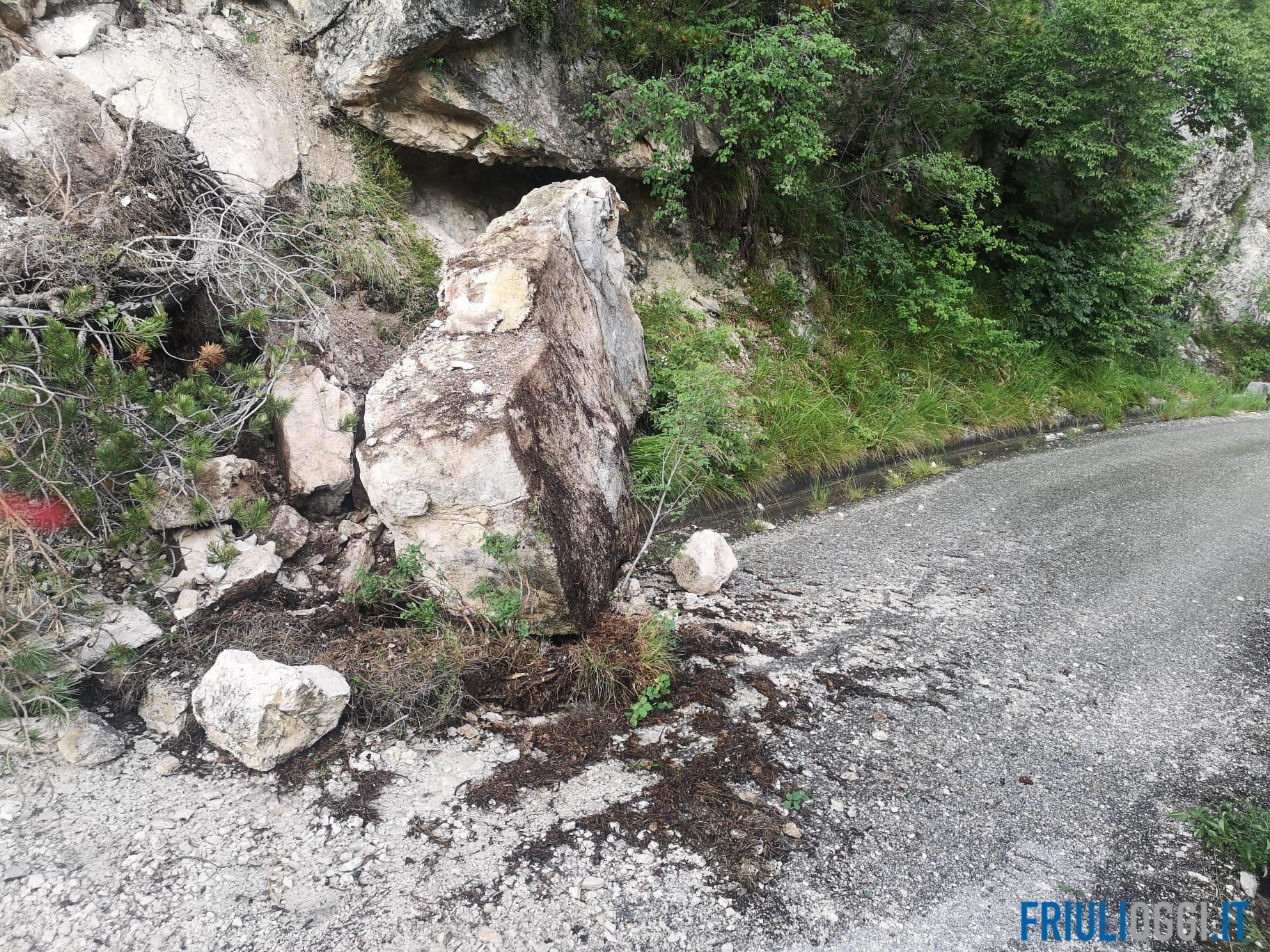 Venzone, masso cade sulla strada, viabilità ripristinata nella notte