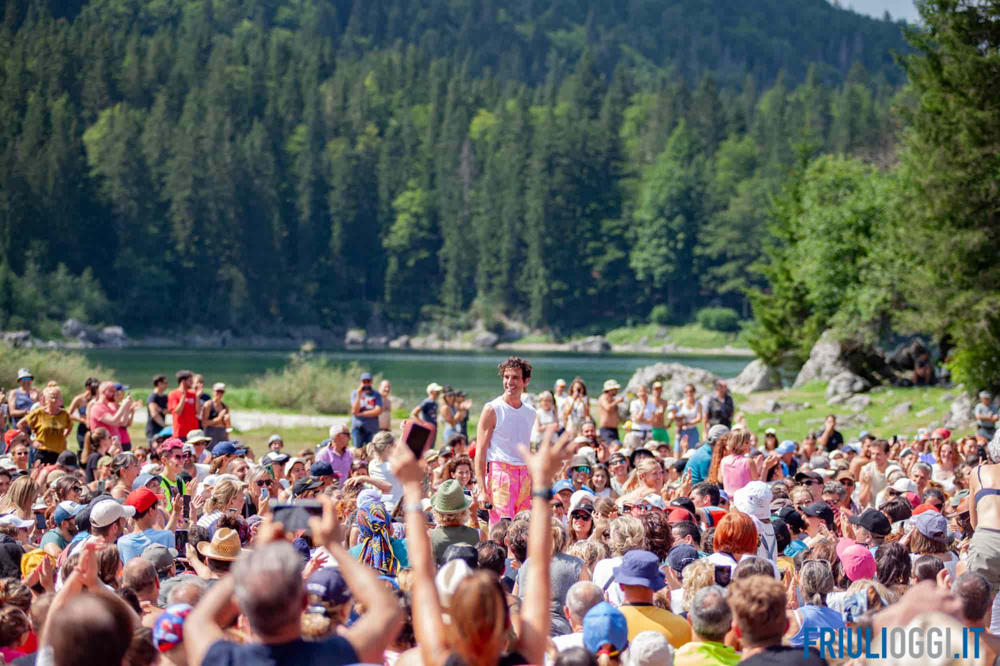 Mika incanta i fan ai laghi di Fusine con un concerto memorabile