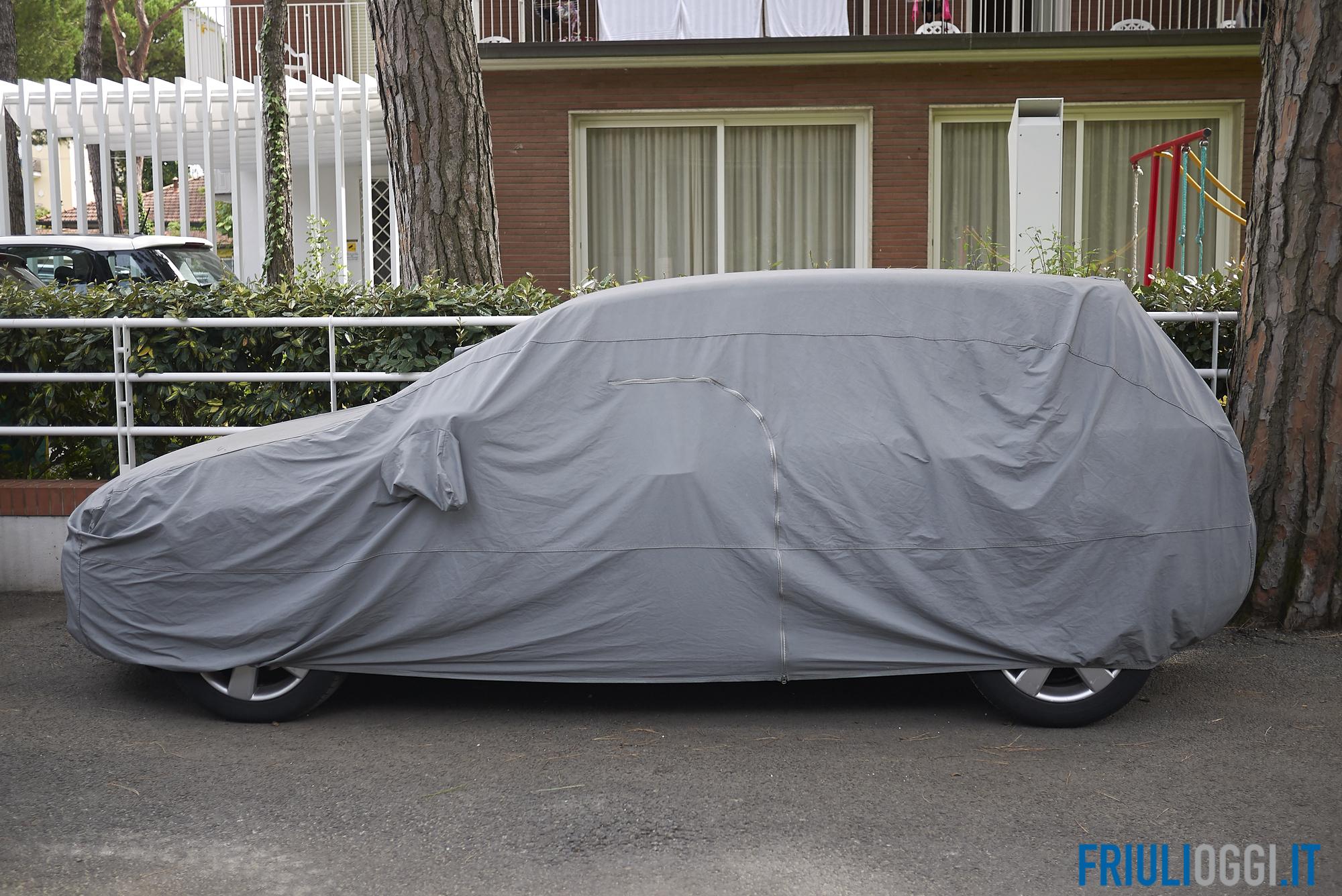 Parcheggia l'auto e la copre per proteggerla, al ritorno la multa
