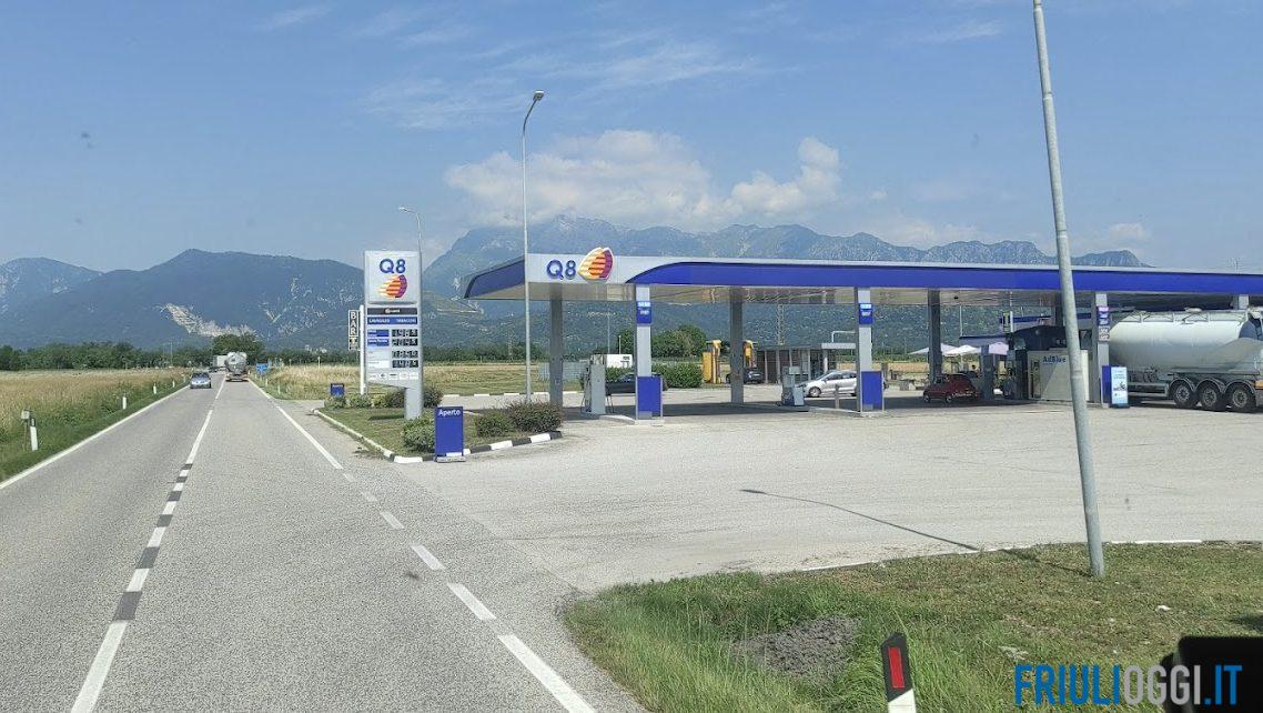 Fa benzina al distributore e poi fugge con l'incasso della giornata