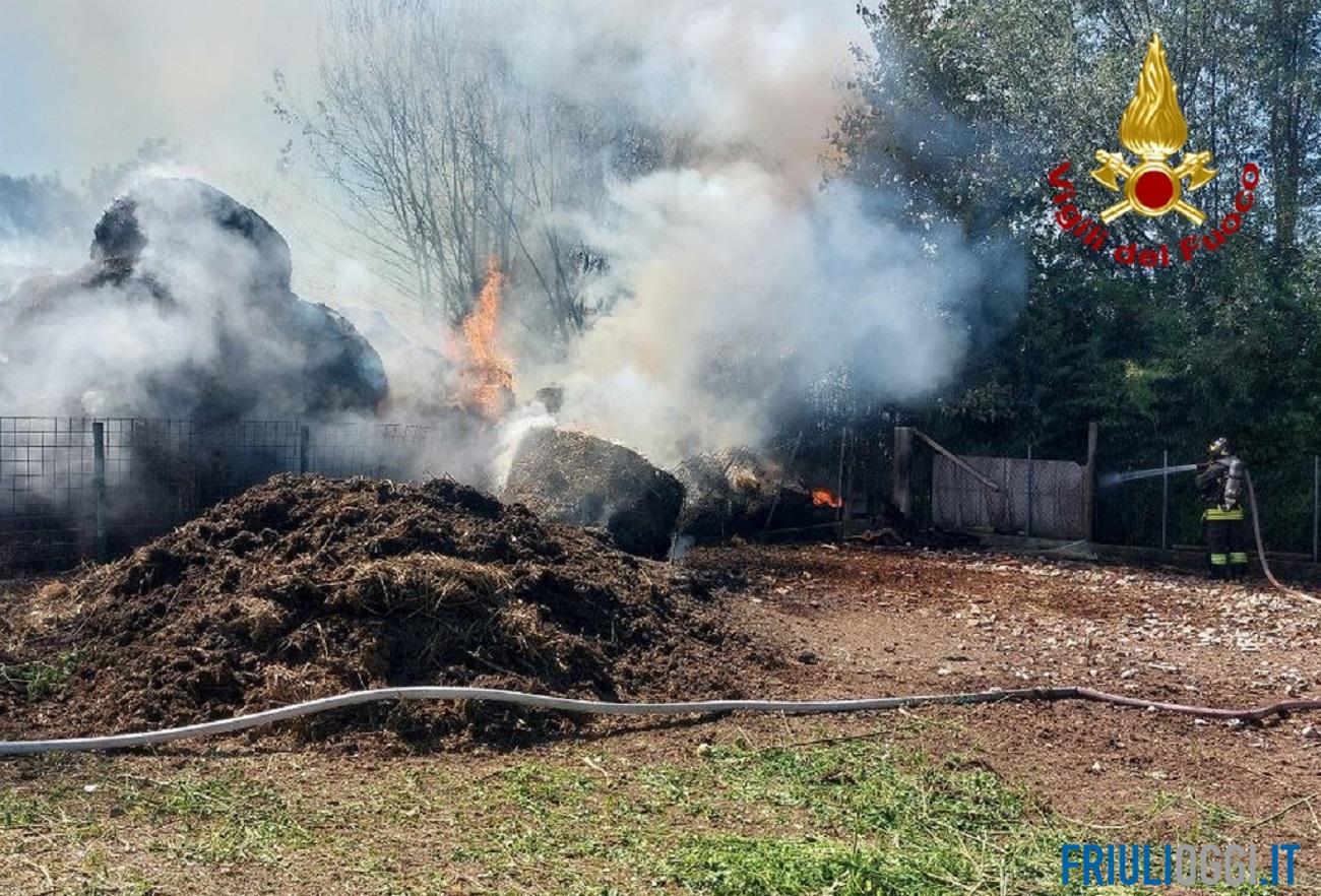 Pasiano di Pordenone, incendio in un deposito di rotoballe