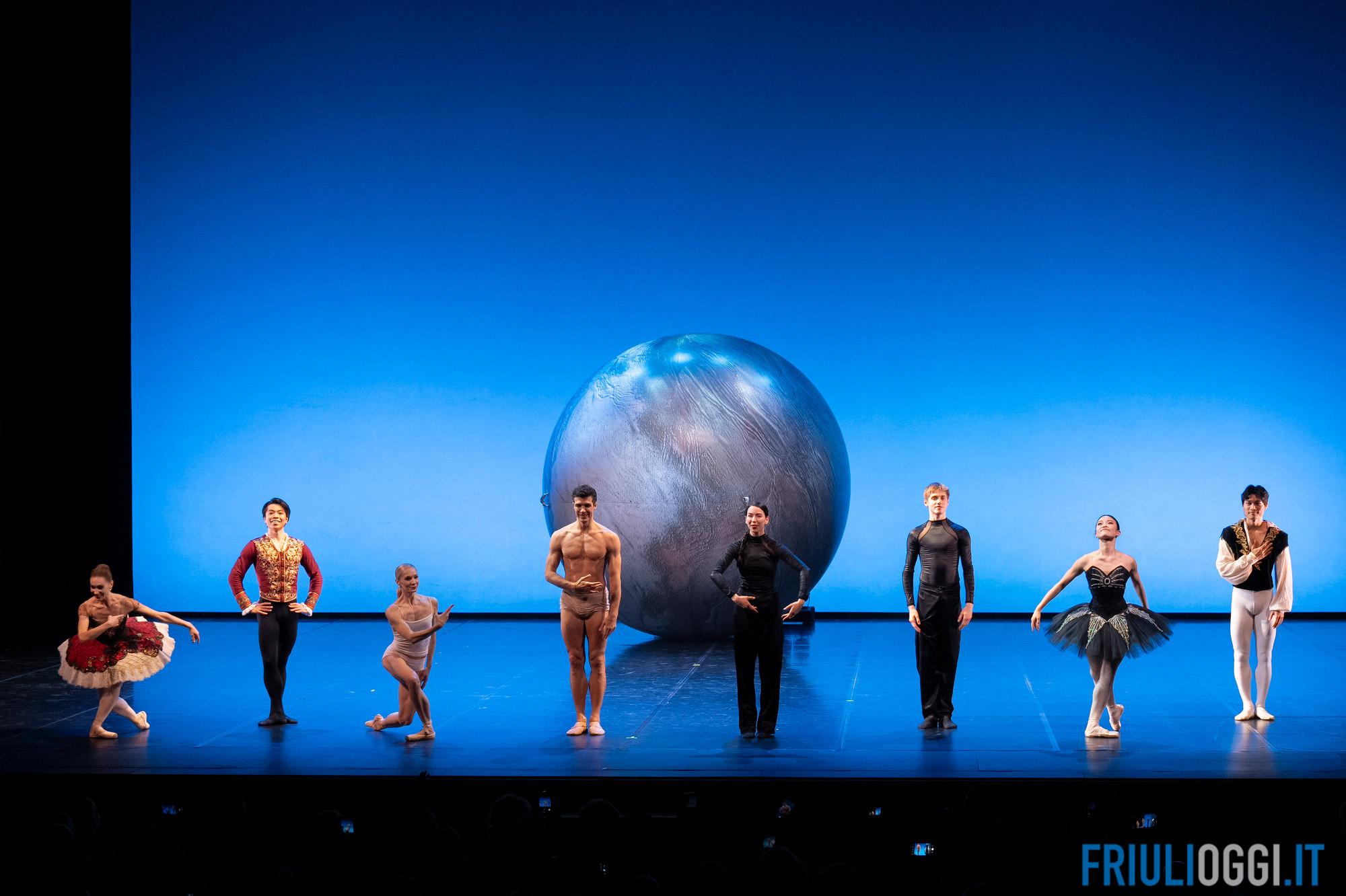 Roberto Bolle incanta il pubblico: lo spettacolo al teatro di Udine