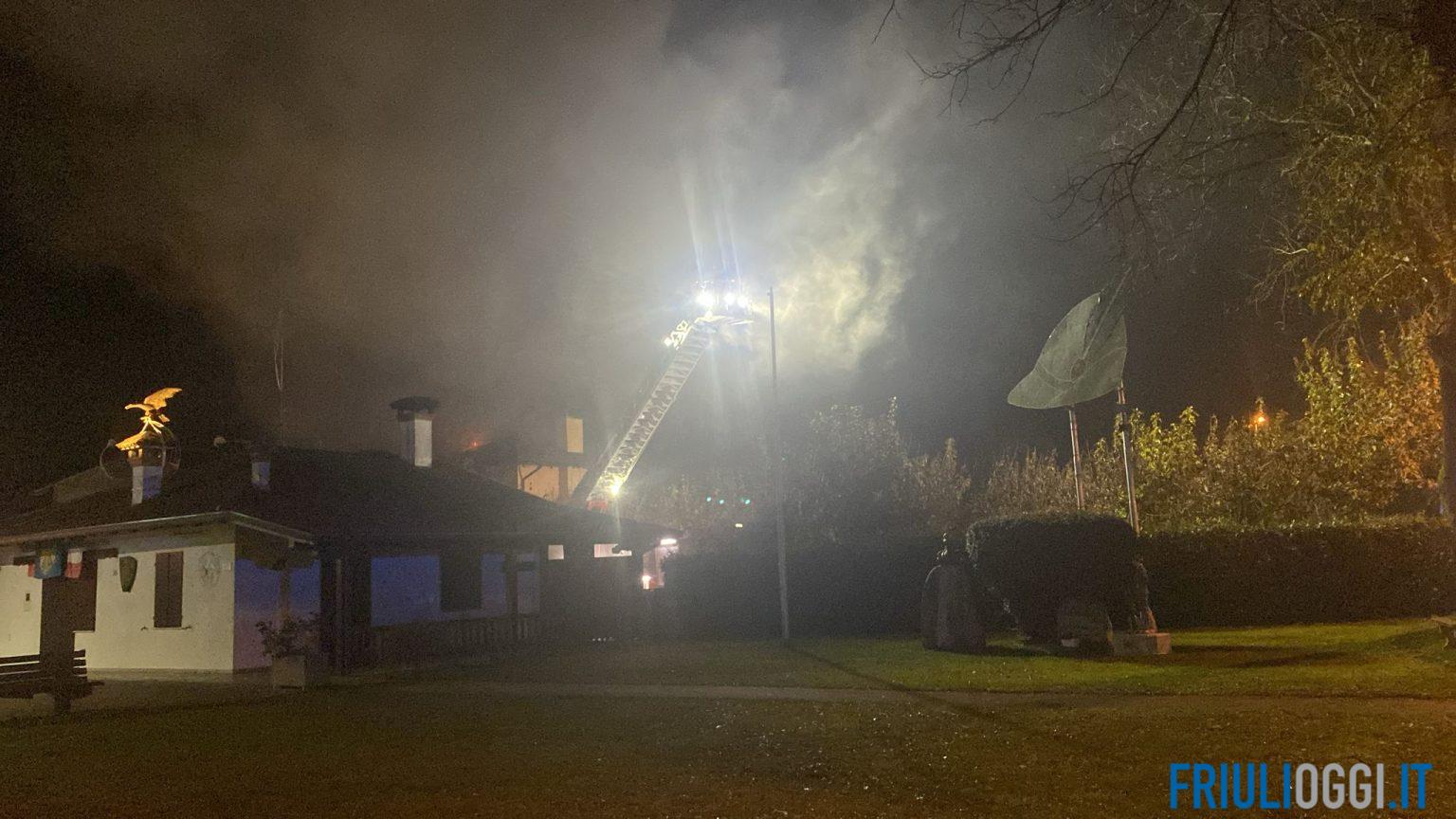 Incendio sul tetto di una casa di Campoformido, evacuata famiglia