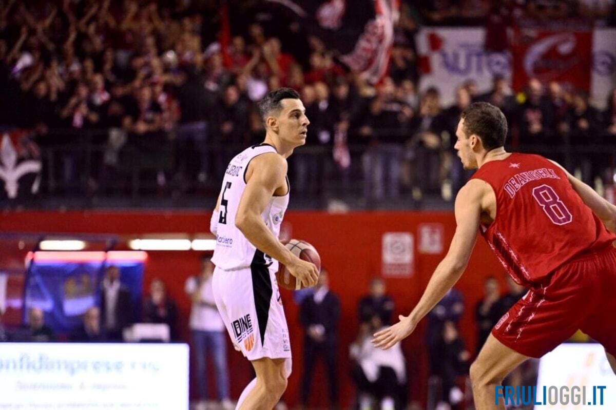 Clark segna il canestro della vittoria e Udine si impone nel derby