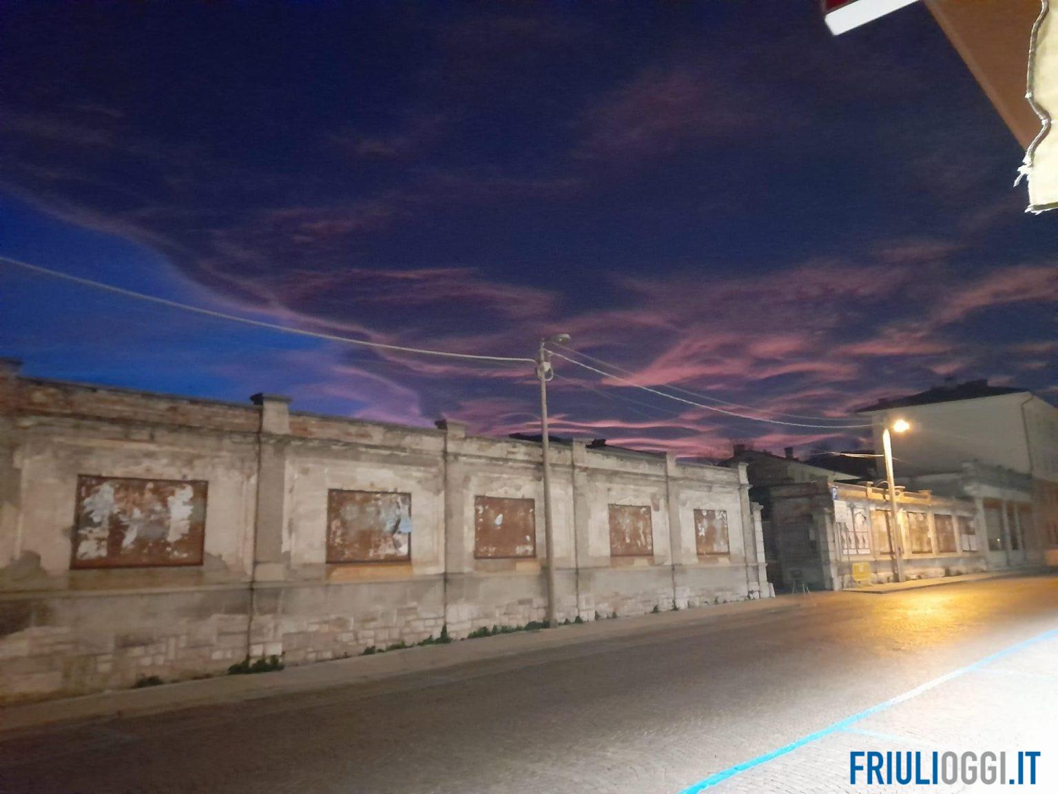 Il cielo si dipinge di rosso: la spettacolare alba in Friuli