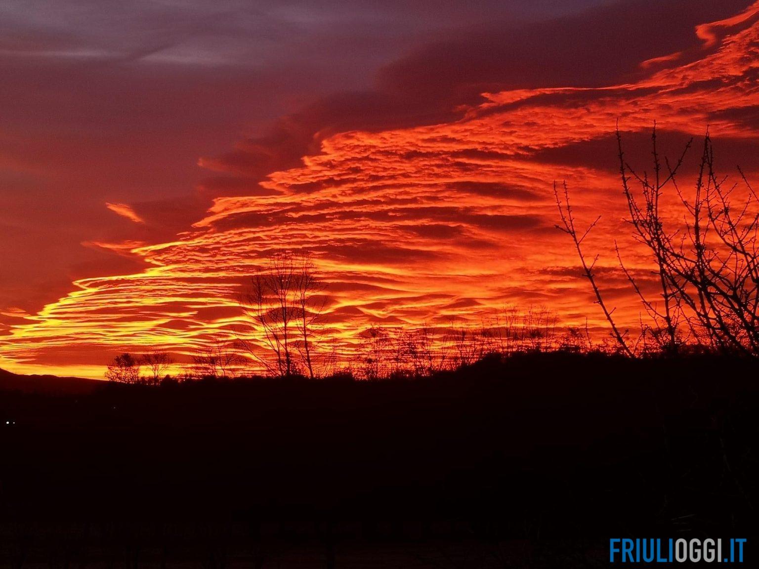 Il cielo si dipinge di rosso: la spettacolare alba in Friuli