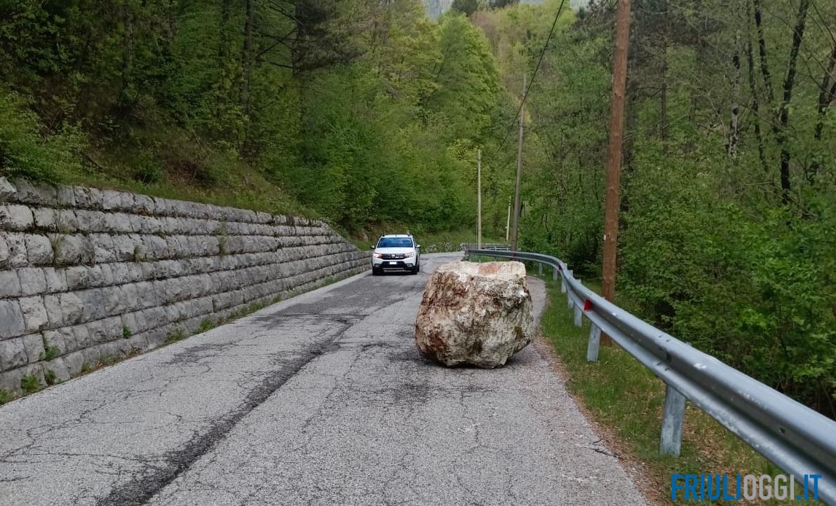 Resia, grosso masso si stacca e cade sulla strada di Lischiazze