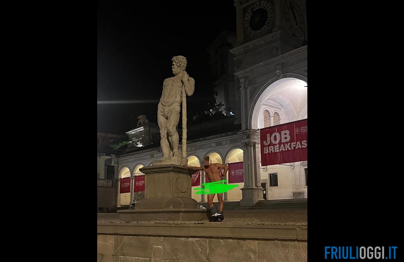 Nudo con i pantaloni calati imita la statua di Ercole a Udine