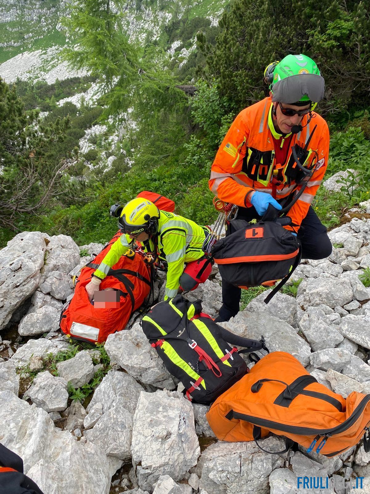 Cade per una quindicina di metri facendo trekking, soccorso un giovane