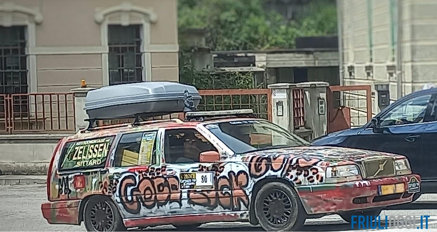Viaggiare su rottami per 2000km, la Carbage Run attraversa il Friuli