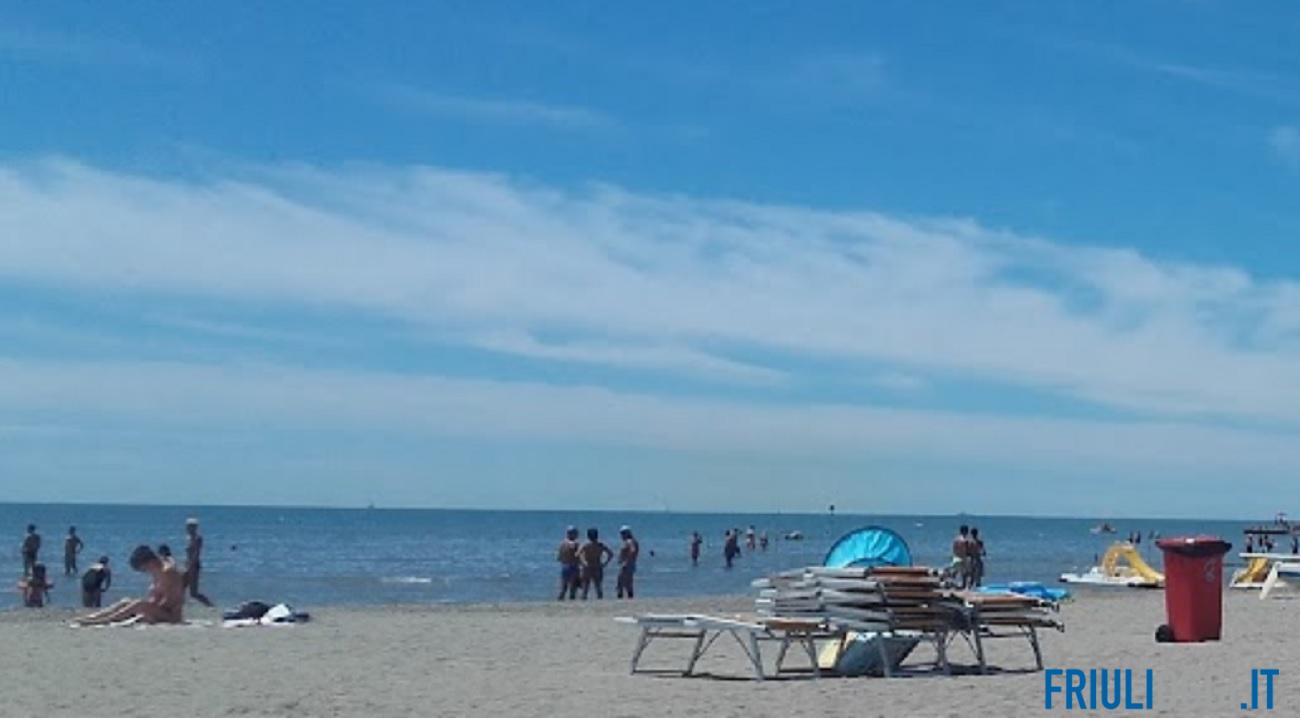 Malore fatale sulla spiaggia di Grado, muore un 84enne