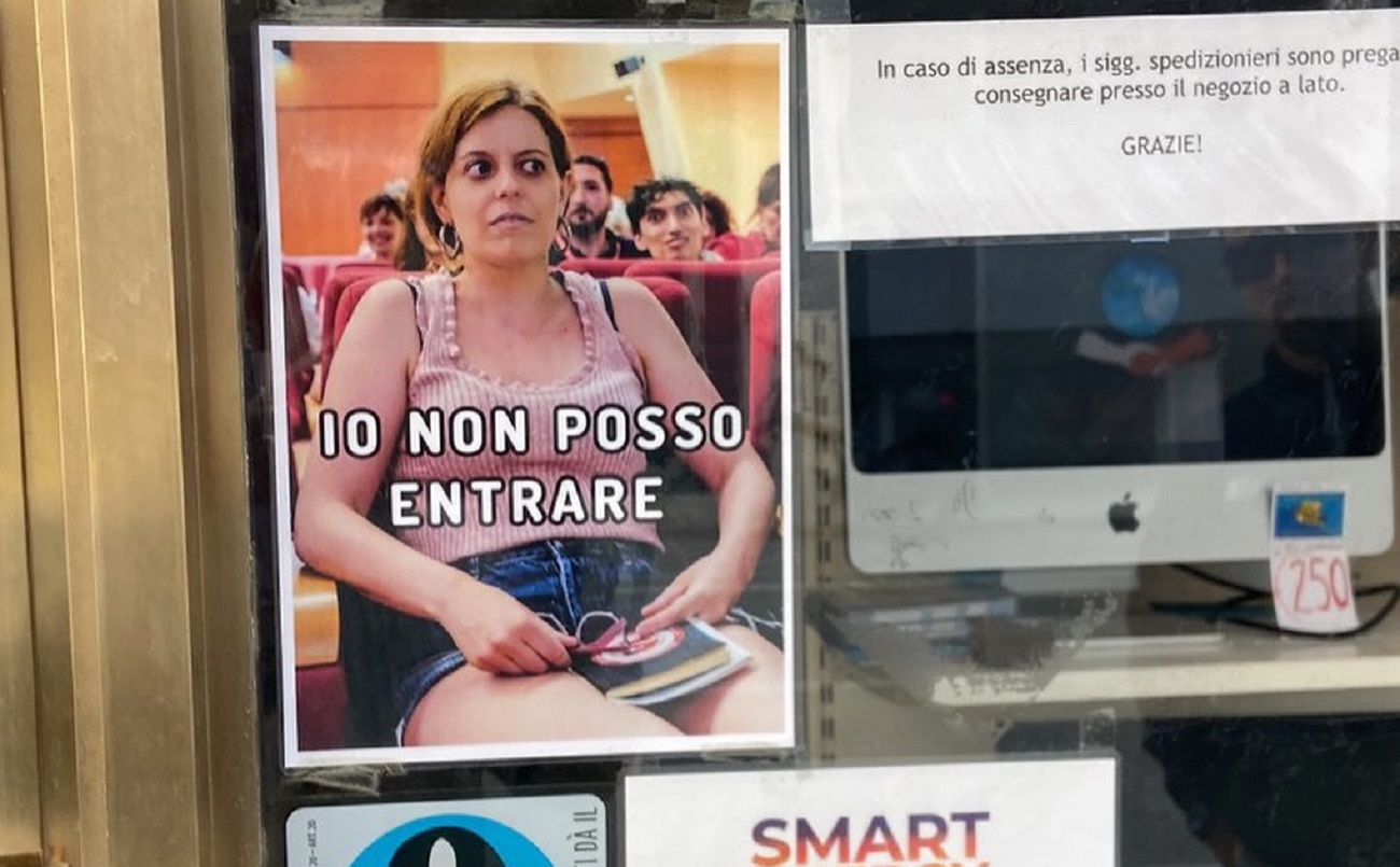 Sulla vetrina la foto di Ilaria Salis: "Io non posso entrare"