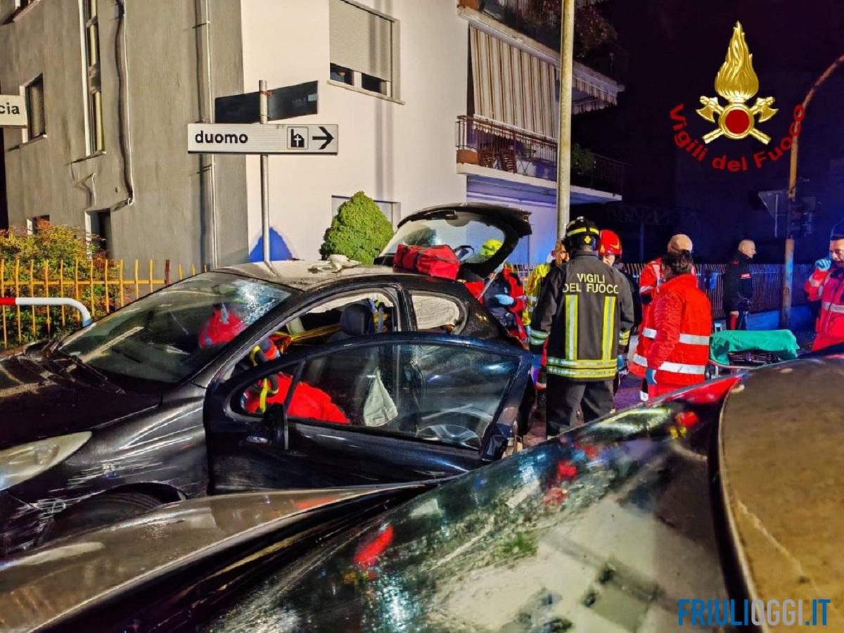 Scontro tra due auto, due persone intrappolate nell'abitacolo