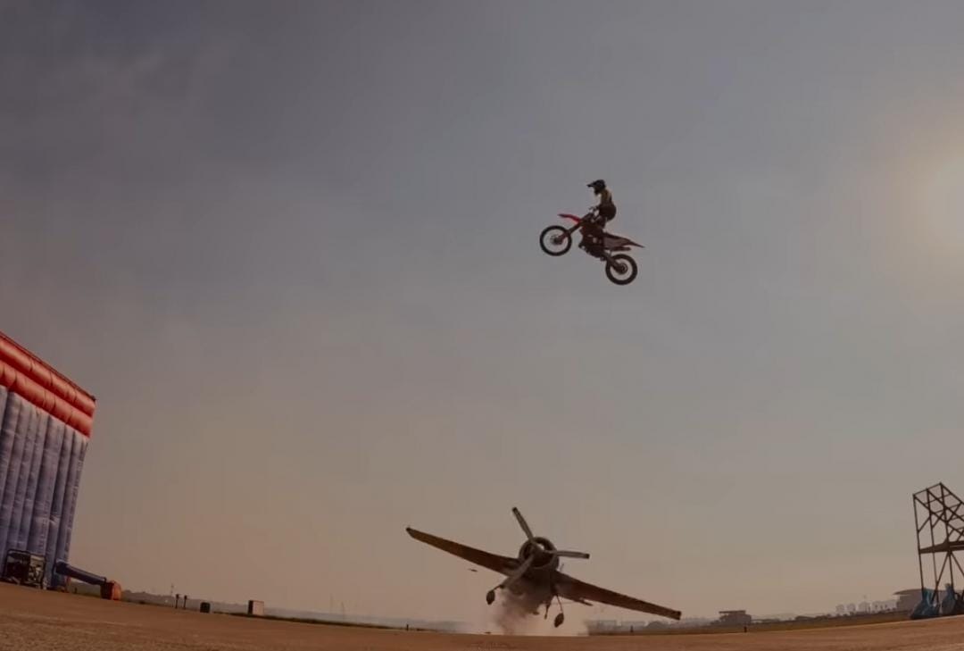 L'impresa del friulano Mattia Cavalli: con la moto salta un aereo
