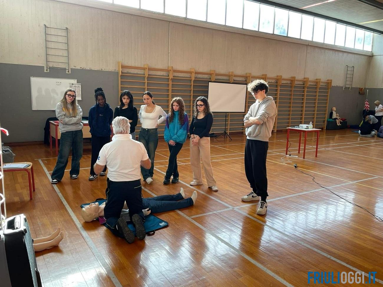 Gli studenti imparano a salvare una vita grazie alla Sogit di Lignano