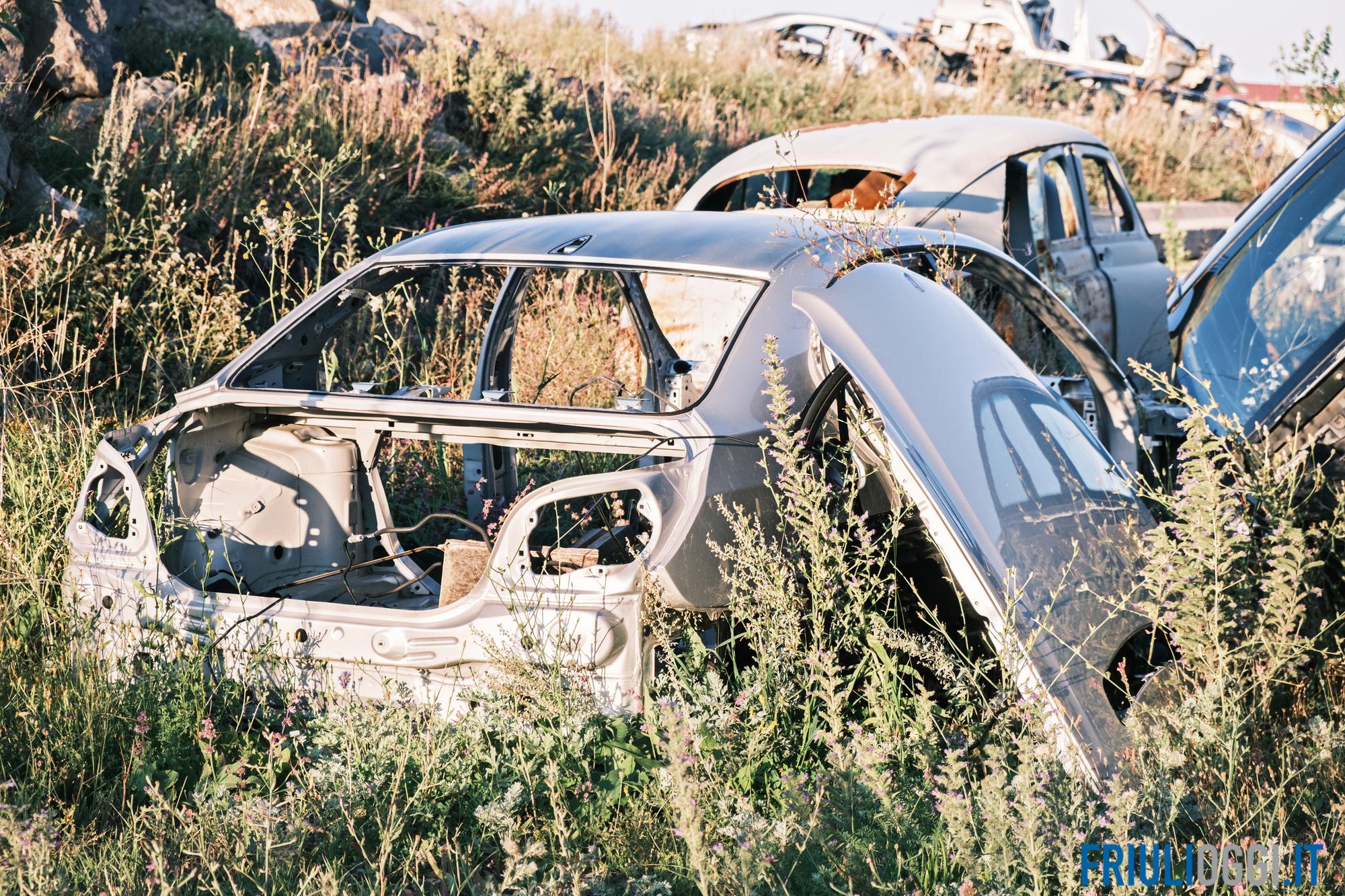 Due discariche abusive, 67 auto a marcire tra la vegetazione