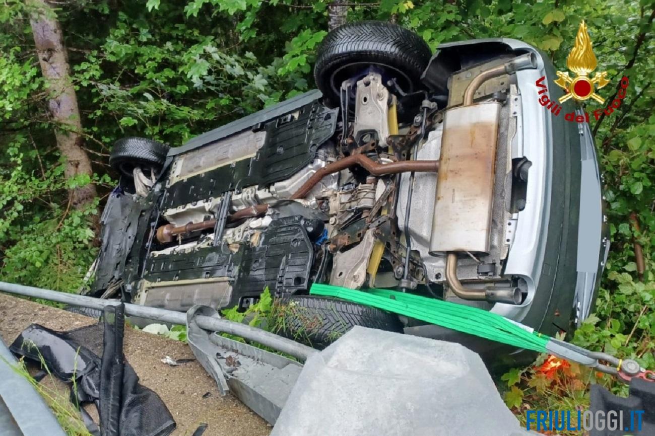Incidente a Forni di Sopra, auto capottata sul ciglio della strada